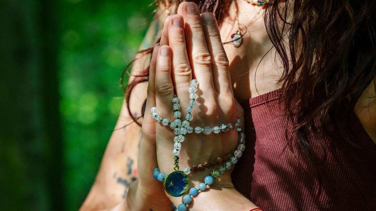 Anjali Mudra - All You Need to Know - Yoga Pose Mastery